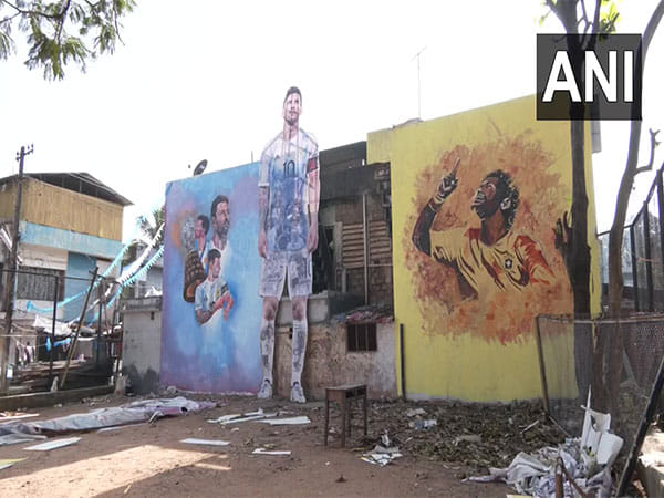 Kerala: Daily wage workers paint their colony to celebrate FIFA WC ...