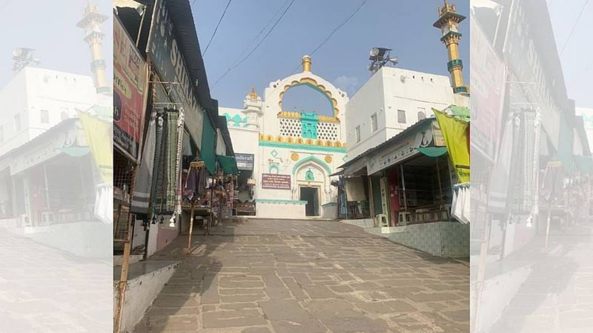Digging up tomb doesn’t harm Aurangzeb. Our politics is primitive