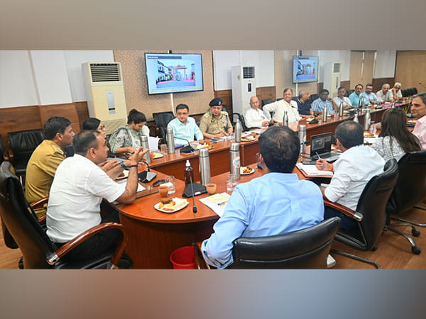 Jammu Divisional Commissioner, ADGP discuss city beautification, street ...