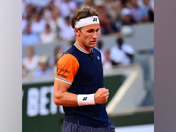 French Open: Casper Ruud races past Alexander Zverev, sets Novak ...