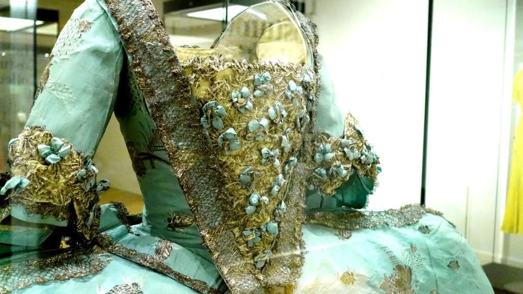 How European fashion transformed in the 17th century with Mantua and ...