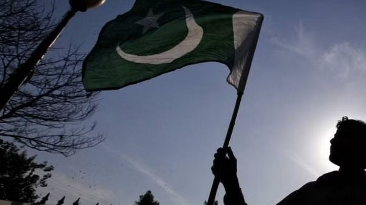 Pakistan army personnel beat cops with rifles, lathis. Police officer ...