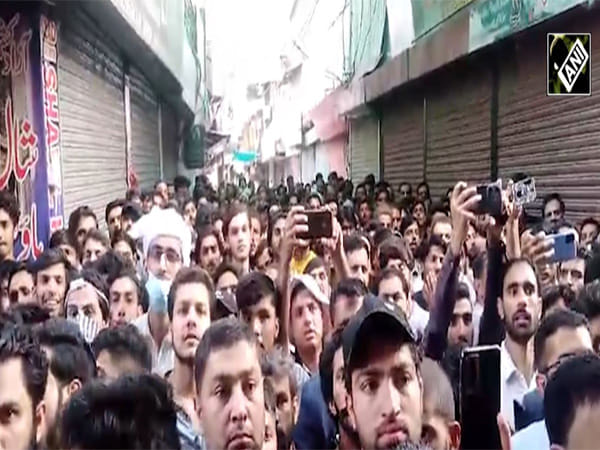 1 officer killed after violent clashes erupt between police, protesters ...