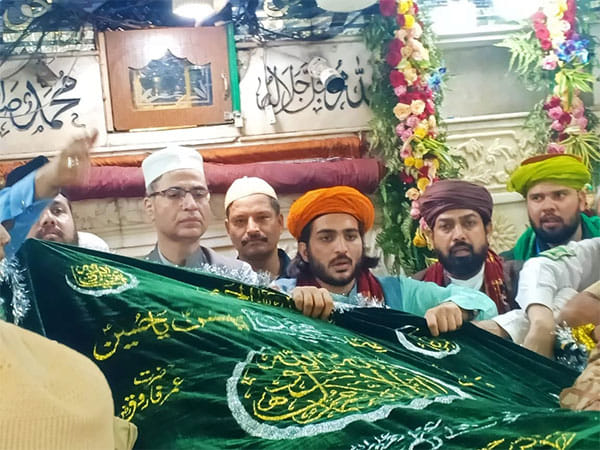 Pakistani Delegation lays traditional chaddar at Dargah Hazrat Khawaja ...