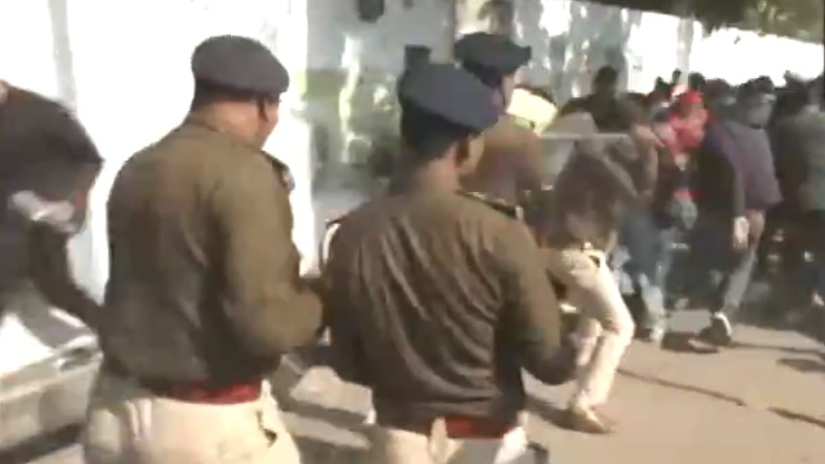 BPSC: Patna cops resort to lathi-charge amid normalisation protest