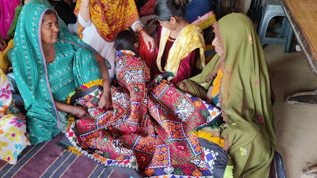 Pakistani Hindu refugees selling Ralli quilts to Indian designers