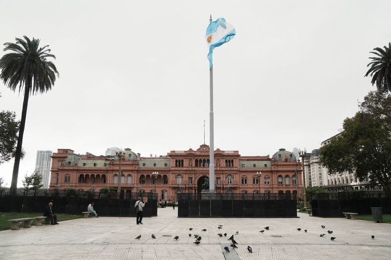 Argentina seals $20 billion IMF deal, tears down currency controls ...