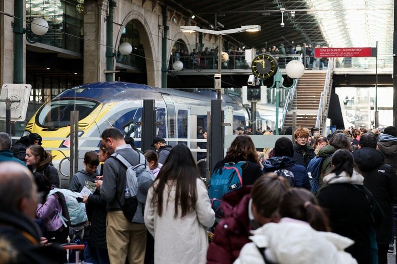 Power failure paralyses Channel Tunnel rail traffic, causing travel ...