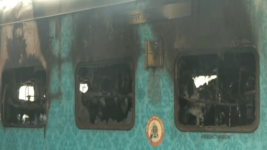 Fire in 2 coaches of Tata–Ernakulam Express in Andhra, 70-year-old man dead