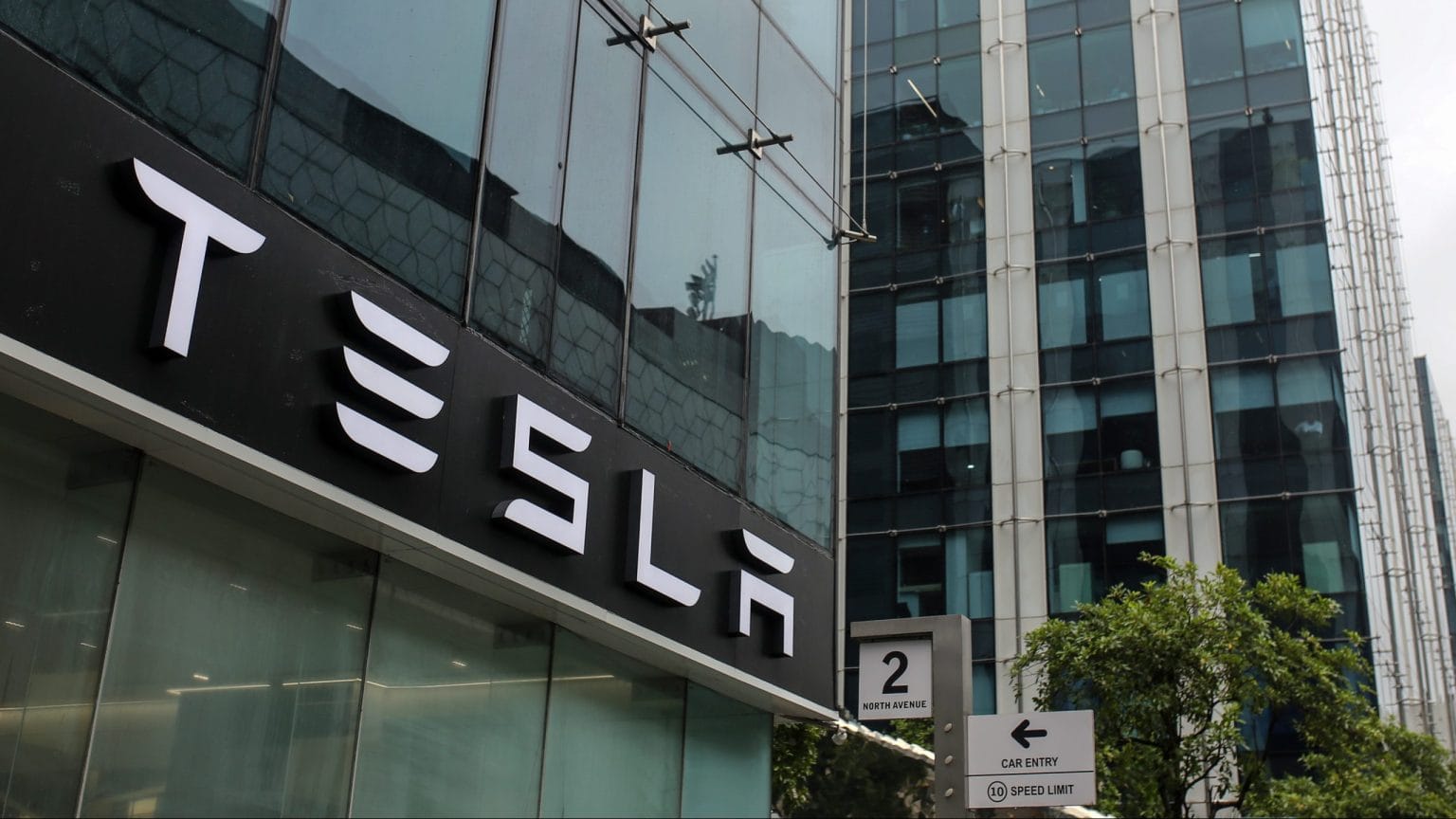 Tesla is no longer the top EV seller. Why is it losing ground around ...