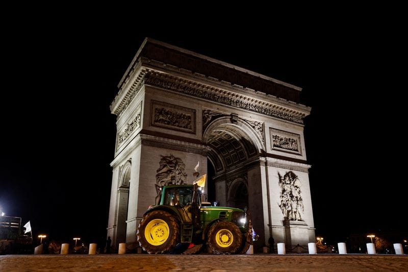 French farmers stage new Paris protest in bid to halt Mercosur deal ...